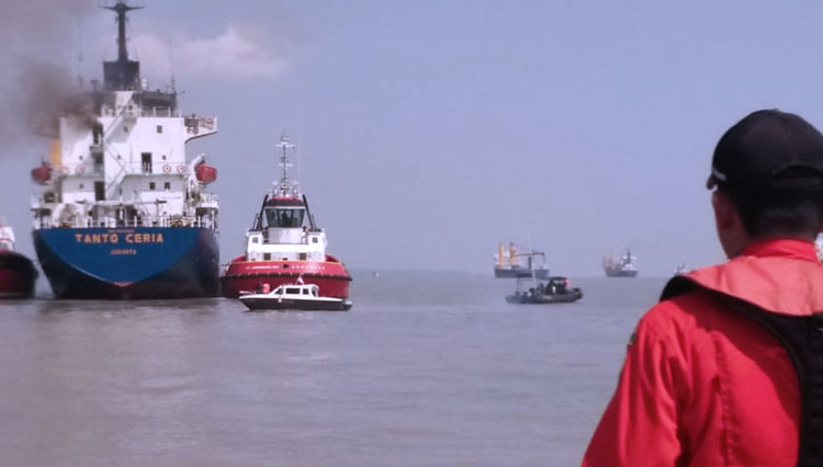 Kapal Kargo Terbakar di Pelabuhan Tanjung Perak - TIMES Indonesia