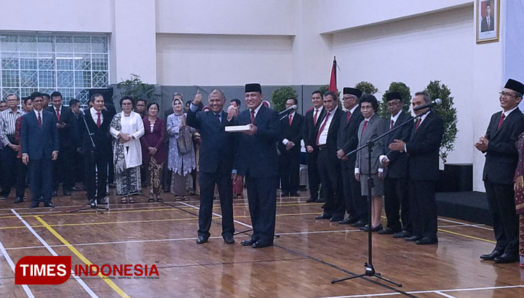 Agus Raharjo Resmi Serahkan Jabatan Pimpinan KPK RI Kepada Firli Bahuri ...