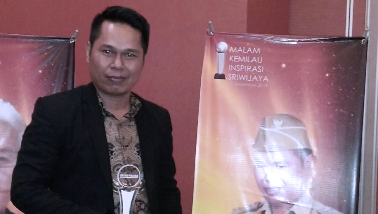 Fokus Pada Sejarah, Kepala Desa Eks Anak Punk Ini Raih Award - TIMES ...