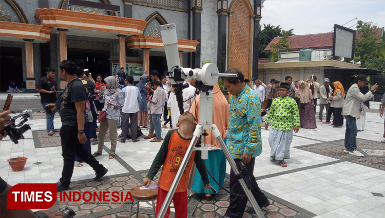 Fenomena Gerhana Matahari Mengundang Penasaran Warga Jombang - TIMES Indonesia