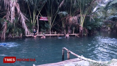 Visit Sendang Silowo a Public Bath in Tuban with Crystal Clear Spring ...