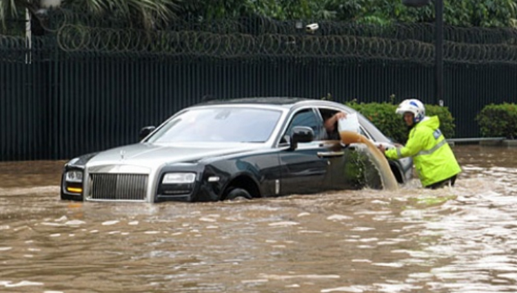Kiat Penting Menangani Mobil yang Terkena Banjir - TIMES Indonesia