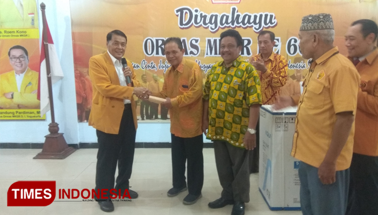 Slamet Dapat Hadiah Bedah Rumah dari MKGR - TIMES Indonesia