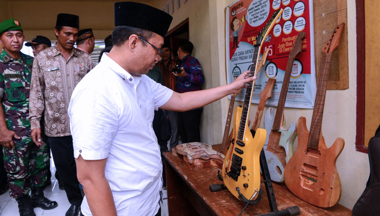 Begini Jurus Gubernur NTB Dekat dengan Petani di Desa Sakra Selatan ...