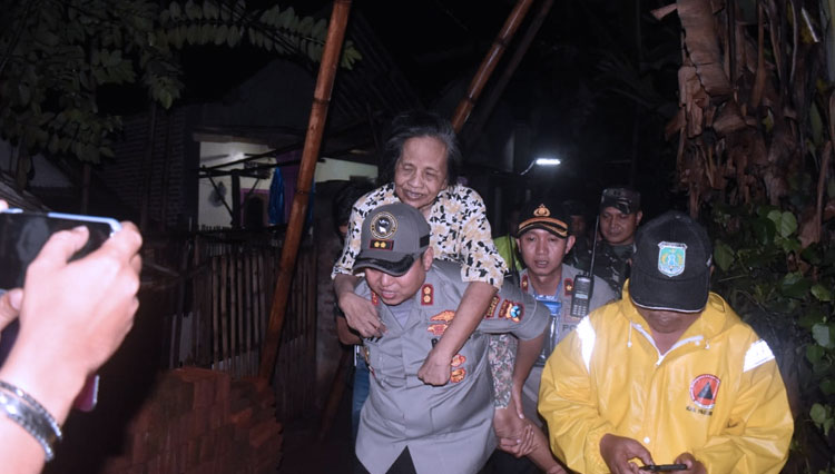 AKBP Dony Alexander Terjun Langsung Evakuasi Warga Korban Banjir ...
