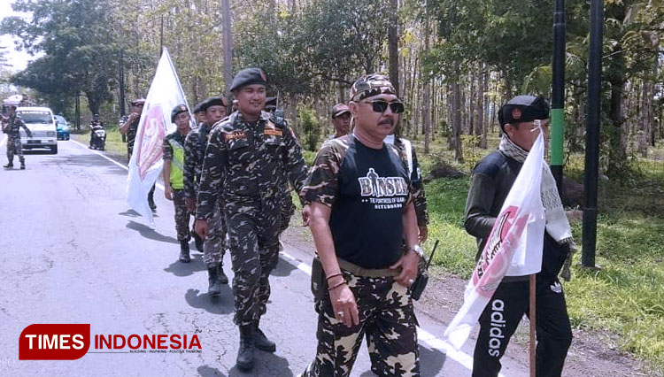 Puluhan Banser Situbondo Jalan Kaki dari Hutan Baluran ke Ponpes ...
