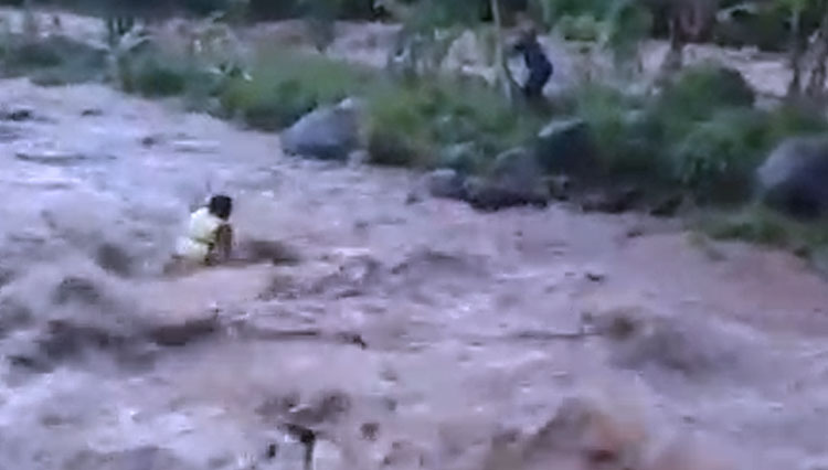 Terjang Banjir Demi Selamatkan Warganya, Aksi Heroik Kades Ini Viral di ... Terjang Banjir Demi Selamatkan Warganya, Aksi Heroik Kades Ini Viral di ...