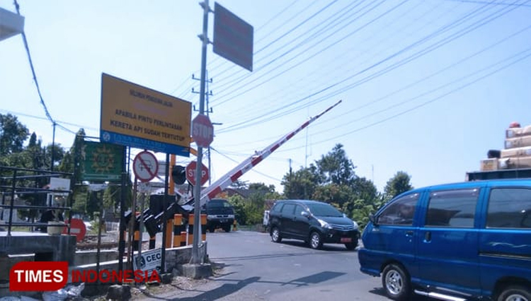 Rawan Kecelakaan, Ini Peringatan Saat Melewati Perlintasan Kereta Api - TIMES Indonesia