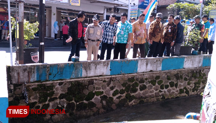 Wawali dan Komisi C DPRD Kota Batu Sidak Banjir di Kelurahan Sisir ... Wawali dan Komisi C DPRD Kota Batu Sidak Banjir di Kelurahan Sisir ...
