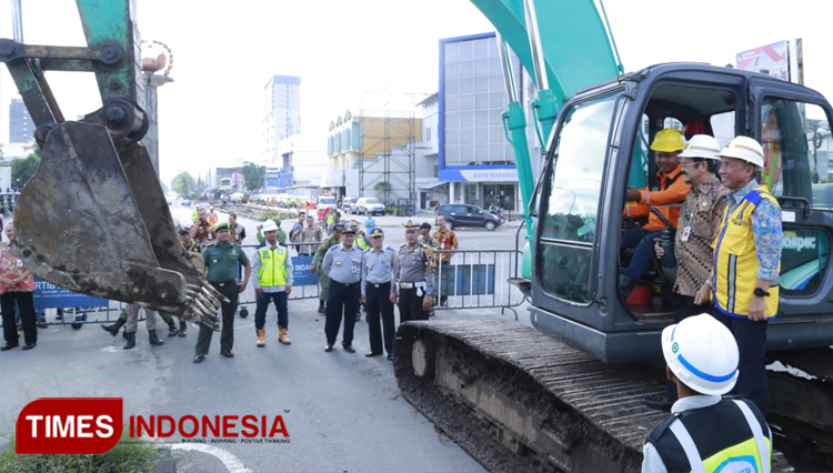 Warga Diimbau Memaklumi Pengalihan Arus Fly Over Purwosari Solo - TIMES ...