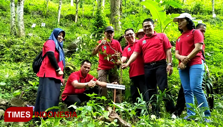 Jaga Kelestarian Alam, DPRD Magetan Tanam Pohon di Gunung Bligo - TIMES ...