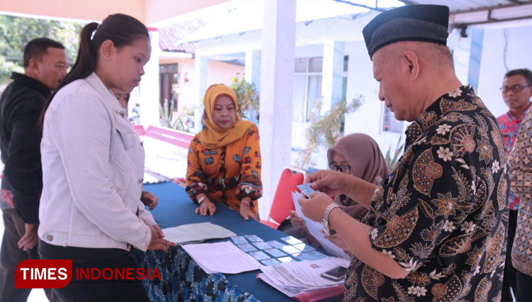 KTP-el Warga Jember Mulai Dibagikan di Kantor Kelurahan - TIMES Indonesia