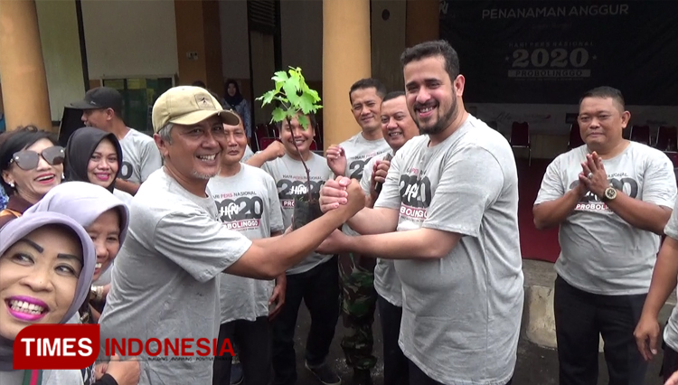 Kembalikan Ikon Kota, Jurnalis Probolinggo Tanam Anggur - TIMES Indonesia
