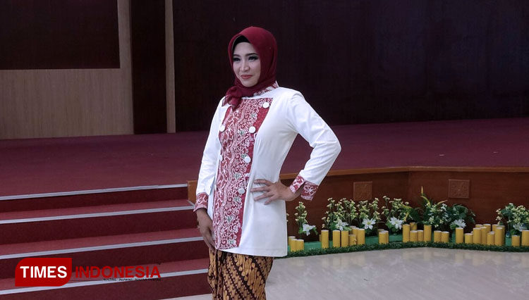 Kali Pertama Ikut Peragaan Busana, Istri Camat Bontang Utara Mengaku Senang - TIMES Indonesia