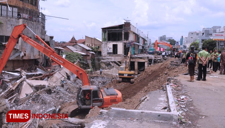 Pemindahan Material Jalan Ambles di Jompo Dikebut - TIMES Indonesia