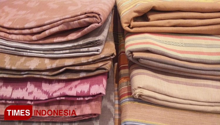 Kain Tenun Putri Rinjani, Langganan Desainer Kondang Indonesia - TIMES ...