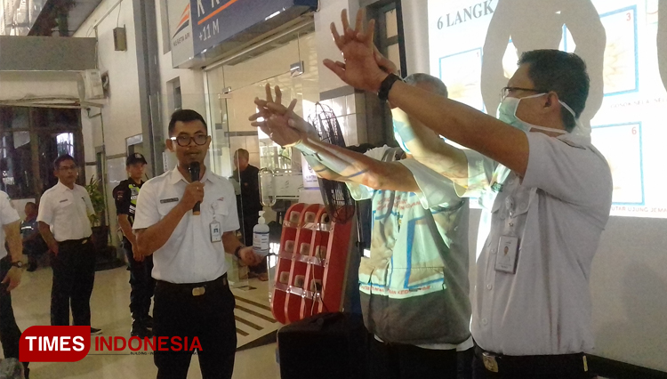 KAI Sosialisasikan Pencegahan Virus Corona di Stasiun Kroya - TIMES ...