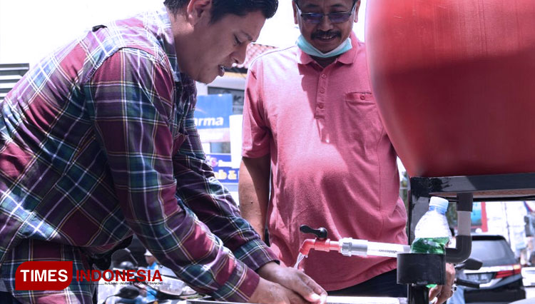 Cegah Covid-19, Pemerintah Kota Kediri Sediakan Puluhan Gentong Air ... Cegah Covid-19, Pemerintah Kota Kediri Sediakan Puluhan Gentong Air ...