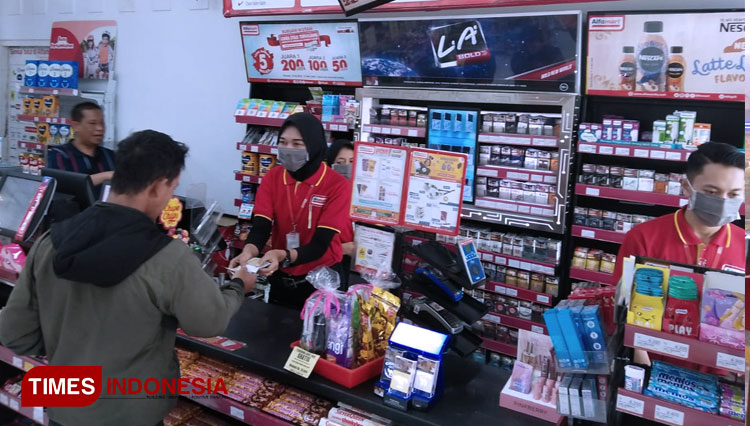 Alfamart Malang Semprot Disinfektan untuk Cegah Covid-19 - TIMES Indonesia