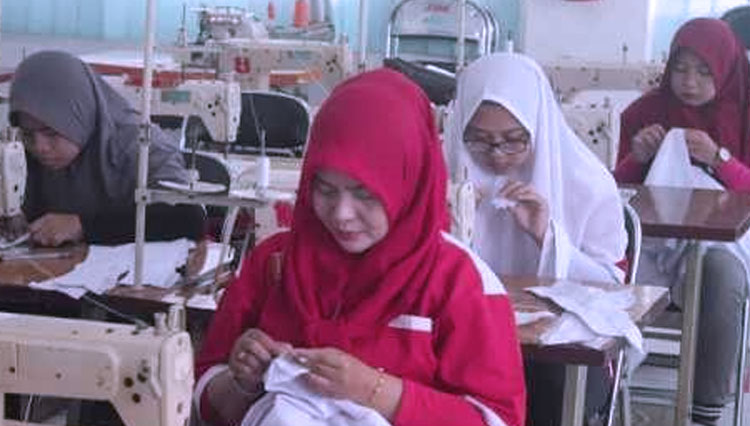 BLK Semarang Produksi APD Untuk Tim Medis Dan Relawan Virus Corona ...