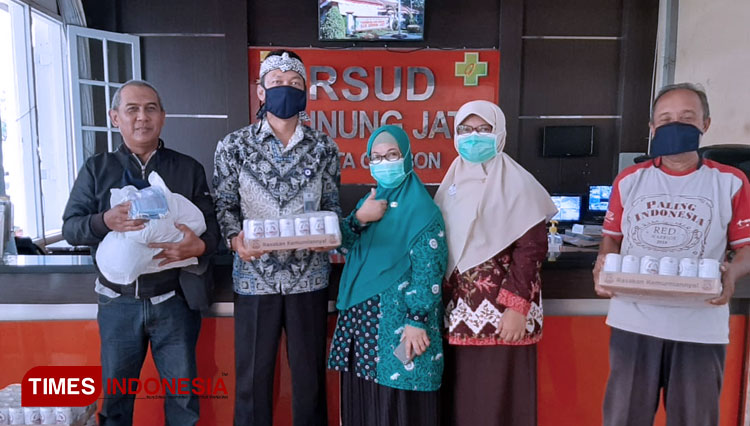Bukan APD, Ini yang Disumbangkan Alumni 83 SMPN 4 Kota Cirebon kepada ...