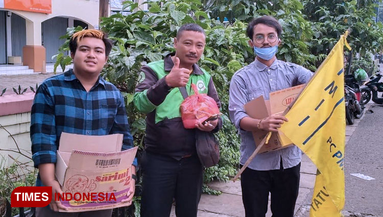 PMII dan KOPRI Cabang Ciputat Bagikan Hand Sanitizer Kepada Masyarakat ...