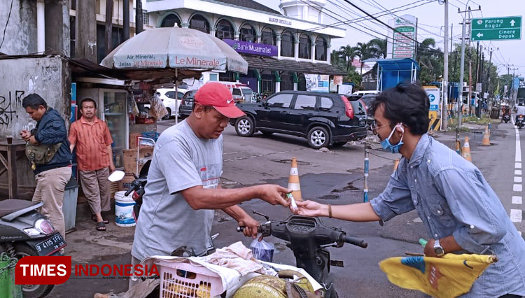 PMII dan KOPRI Cabang Ciputat Bagikan Hand Sanitizer Kepada Masyarakat ...