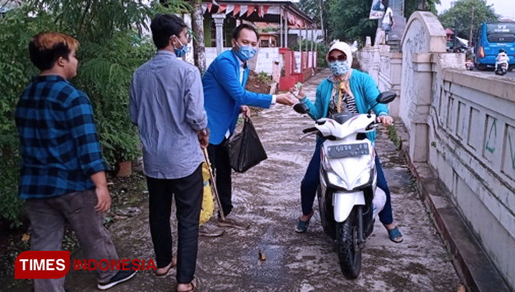 PMII dan KOPRI Cabang Ciputat Bagikan Hand Sanitizer Kepada Masyarakat ...