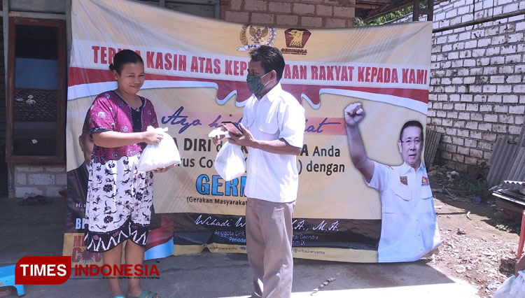 Anggota DPR RI Wihadi Wiyanto Bagi Sembako kepada Warga Tuban - TIMES ...