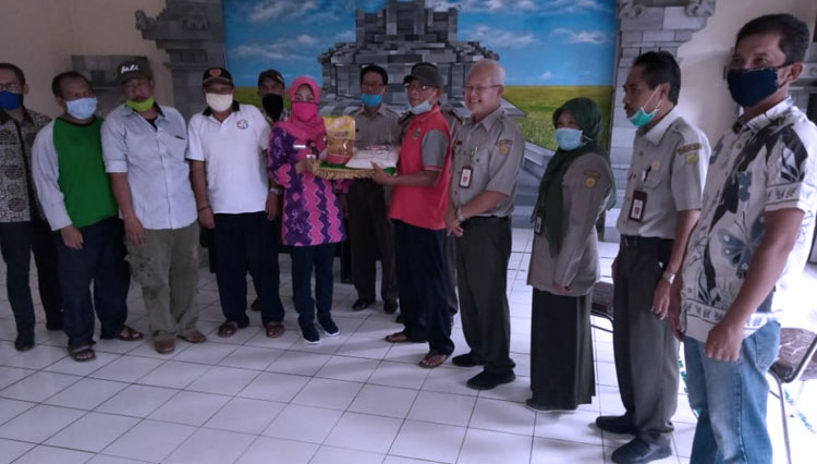 Kementan Peduli Covid 19, BBPP Batu Serahkan Bantuan Sembako - TIMES ... Kementan Peduli Covid 19, BBPP Batu Serahkan Bantuan Sembako - TIMES ...