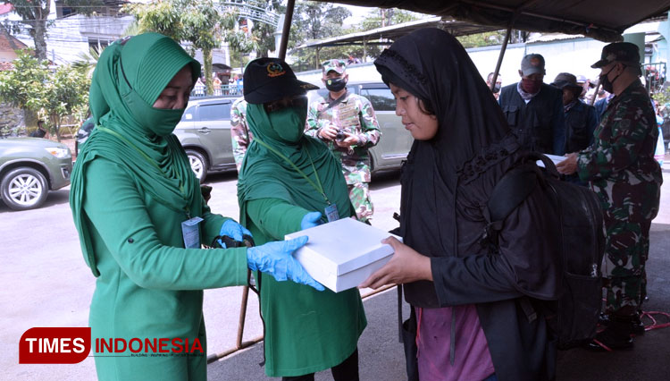 Persit KCK PD III/Siliwangi Bagikan Ratusan Masker dan Nasi Kotak - TIMES Indonesia