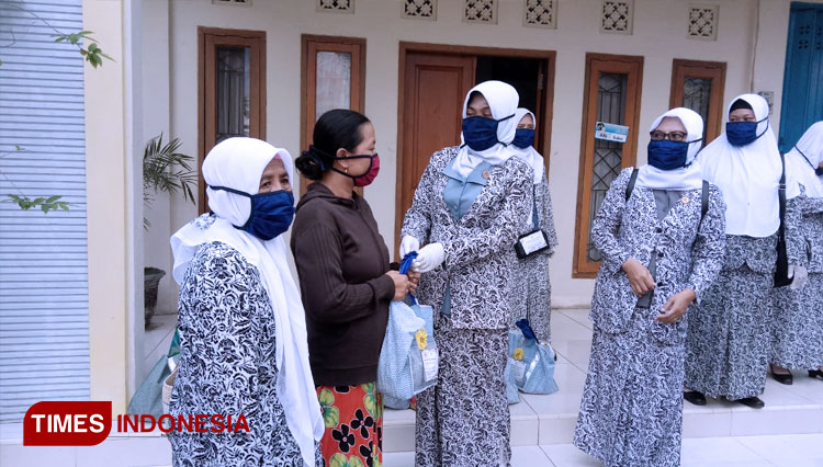 Bidan di Tuban Tunjukkan Kepedulian Sosial Atasi Dampak Covid-19 ...