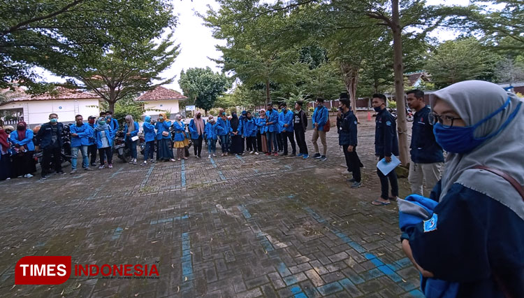 Unirow Peduli Bagikan Ratusan Sembako kepada Masyarakat Tuban - TIMES ... Unirow Peduli Bagikan Ratusan Sembako kepada Masyarakat Tuban - TIMES ...