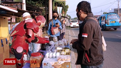 Sepi Job Karena Covid-19, "Iron Man" Banting Stir Jualan Takjil - TIMES ...