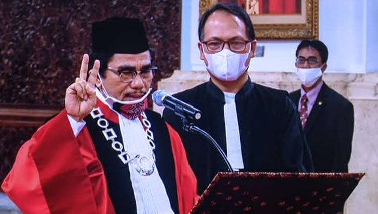 Presiden Jokowi Lantik Manahan Sitompul Jadi Hakim Konstitusi - TIMES ...