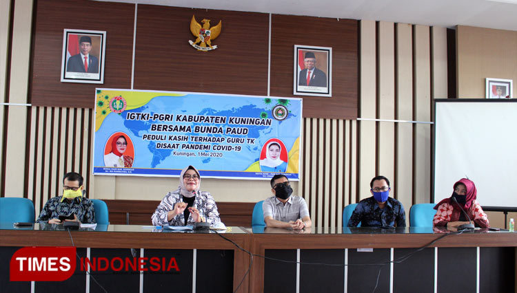 Istri Bupati Kuningan Serahkan Bantuan untuk Guru Non PNS dan Anak Yatim - TIMES Indonesia