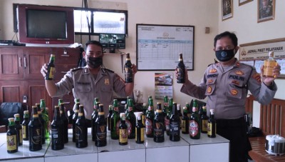 Operasi Ramadhan di Majalengka, Puluhan Botol Miras Diamankan Polisi - TIMES Indonesia