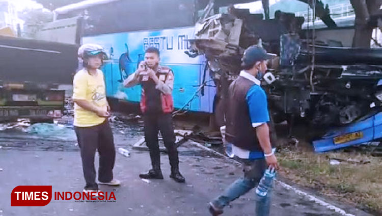 Truk Hantam Bus Restu Mulya, Sopir dan Kenet Meninggal, Empat Penumpang ...