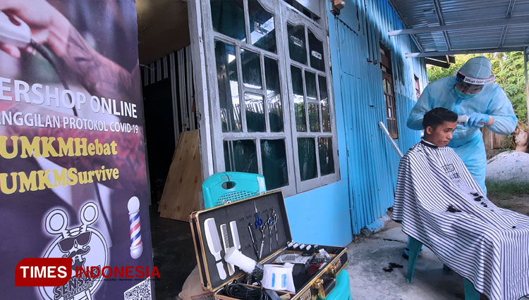 Terima Home Service, Sensasi Barbershop Gunakan APD saat Potong Rambut ...