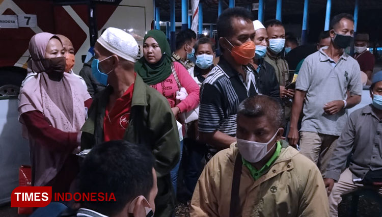 Di Tengah Covid-19, Puluhan Pekerja Migran Tiba di Pamekasan - TIMES ...