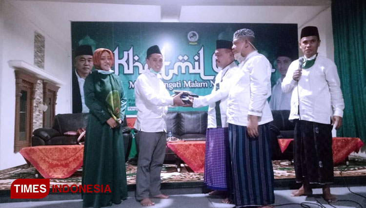 Bantu Masyarakat Terdampak Covid-19, Kiai Asep Sedekah 300 Ton Beras ...