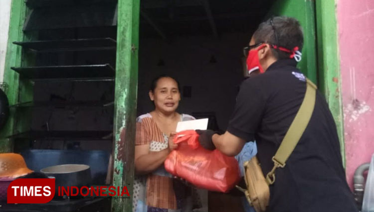 Terharu Dapat Bantuan dari FKHM, Wanita Korban PHK Ini Sampai Pingsan ...