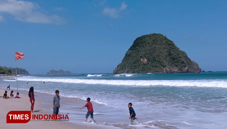 Perhutani KPH Banyuwangi Selatan Siap Buka Pantai Pulau Merah - TIMES ...