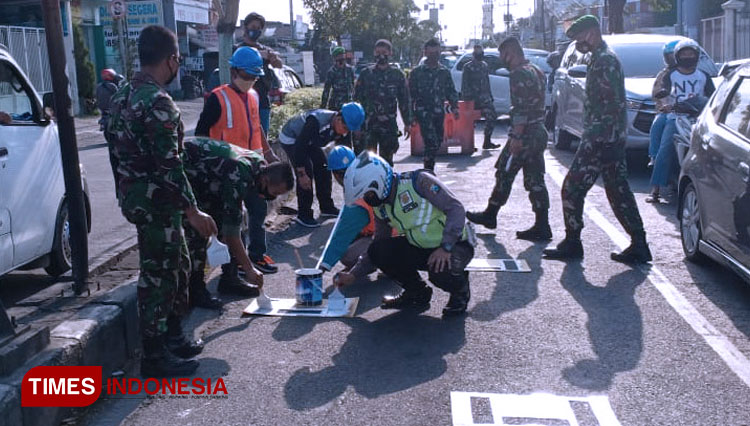 Jaga Jarak, Marka Jalan di Gresik Disulap Mirip Starting Grid MotoGP ...