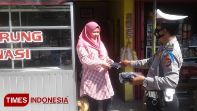 Operasi Patuh Lodaya, Polres Majalengka Bagikan Masker Gratis - TIMES Indonesia