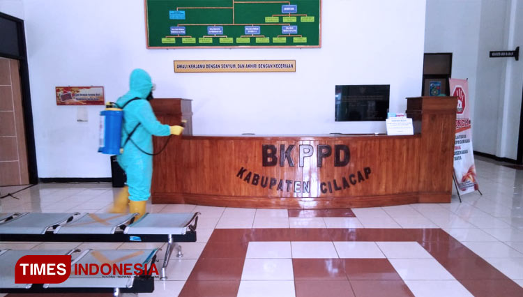 Positif Covid-19 Meningkat, Tim PMI Cilacap Semprotkan Lagi Disinfektan ...