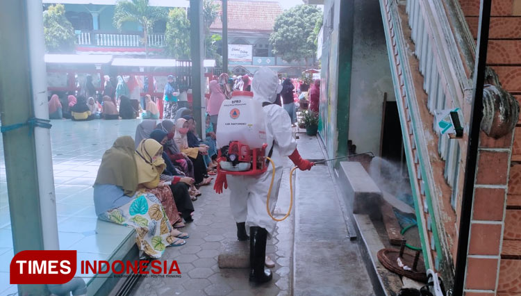 Ruangan Santri Ponpes Blokagung Banyuwangi Disemprot Disinfektan ...
