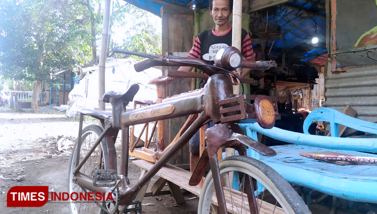 Inspiratif, Pria Asal Jombang Ini Membuat Sepeda Onthel dari Kayu ...