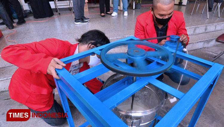 Inovasi Baru, Mahasiswa Untag Surabaya Rancang Mesin Pengaduk Kue untuk Mudahkan Home Industry ...