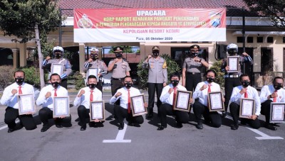 Kapolres Kediri Beri Penghargaan Kepada 11 Anggota Berprestasi - TIMES Indonesia